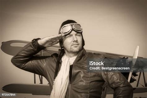 가죽 모자 스카프와 역사적인 비행기 엽역사적 파일럿 의류에 있는 남자의 초상화빈티지 오래 된 그림 스타일 앞 비행 안경 빈티지 조종사의 초상화 World War Ii에 대한