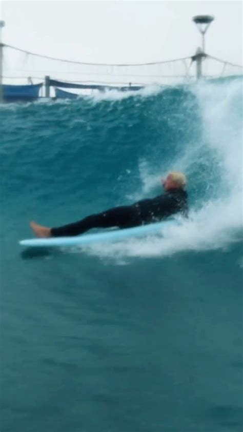 Nefertari Gettr पर Surfing W