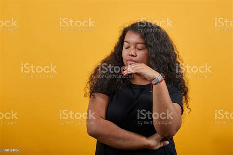 심각한 아프리카 계 미국인 젊은 여성은 눈을 감고 얼굴 근처에 손을 유지 갈색 머리에 대한 스톡 사진 및 기타 이미지 갈색 머리 개념 검은색 Istock