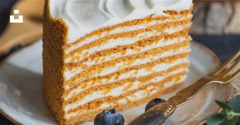 흰색 세라믹 접시에 케이크 슬라이스 사진 Unsplash의 무료 음식 이미지