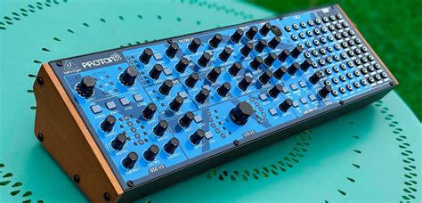 Behringer Grind Hybrider Synthesizer Mit Sequencer Amazona De