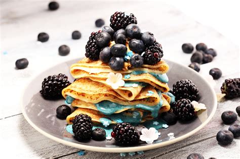 맛 있는 맛 있는 수 제 크레페 나 팬케이크 블랙베리 블루베리와 파란색 Spirulina Nicecream 0명에 대한 스톡 사진 및 기타 이미지 Istock