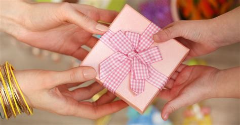 Una Profesora Recibe Un Regalo De Fin De Curso De Parte De Una Familia Y Se Escandaliza Me