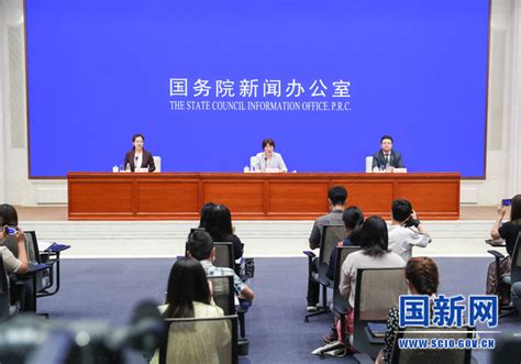 国务院政策例行吹风会主席台2021年8月24日国务院政策例行吹风会现场图片中国政府网