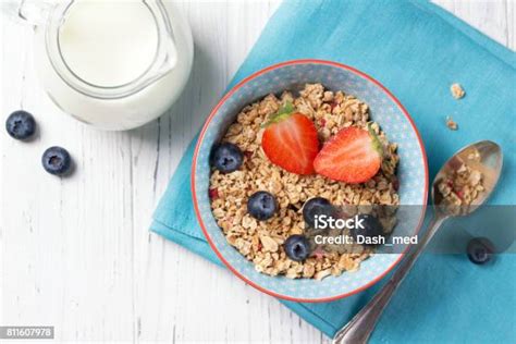 건강 한 아침 식사 딸기와 블루베리와 우유 용기 나무 배경 평면도와 그 라 놀라 Muesli 그릇 0명에 대한 스톡 사진 및 기타 이미지 Istock