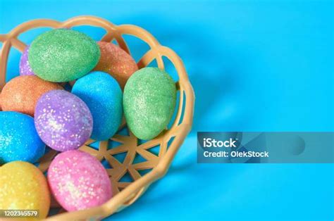 반짝이 와 다채로운 계란의 전체 플라스틱 바구니는 부엌에 파란색 테이블에 놓여있다 부활절 개념입니다 텍스트를 위한 공간 가득 찬에 대한 스톡 사진 및 기타 이미지 Istock