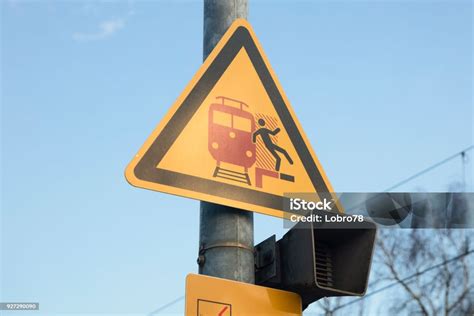 간판 독일 기차역에서 기차 올 때 주의 하 고 레일 트랙에 떨어지는 사람들을 Bewaring 0명에 대한 스톡 사진 및 기타 이미지 Istock