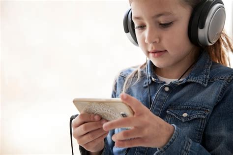 Madre E Hijo Viendo La Película En Tableta Foto Gratis