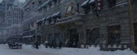 悬崖之上票房破8亿！建筑原型成网红打卡地，80岁老人表示太还原中央大街悬崖之上打卡新浪新闻