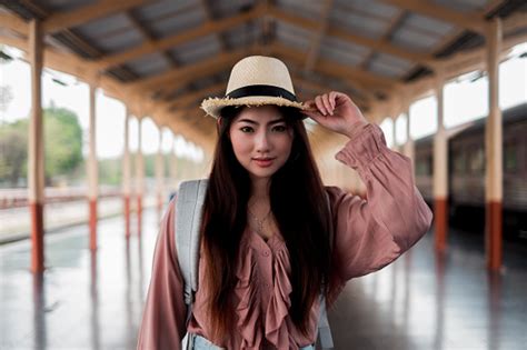 기차역에서 휴가 휴식에 배낭 모자를 들고 웃는 여자 여행자 휴식 개념 여행 개념n 가방에 대한 스톡 사진 및 기타 이미지 가방 거리 관광 Istock