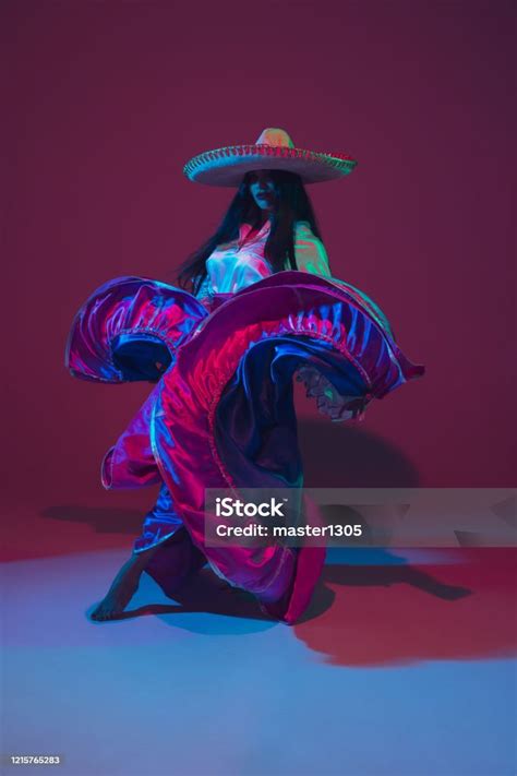 네온 빛에 보라색 스튜디오 배경에 멋진 Cinco 드 마요 여성 댄서 멕시코에 대한 스톡 사진 및 기타 이미지 멕시코 춤 음악 Istock
