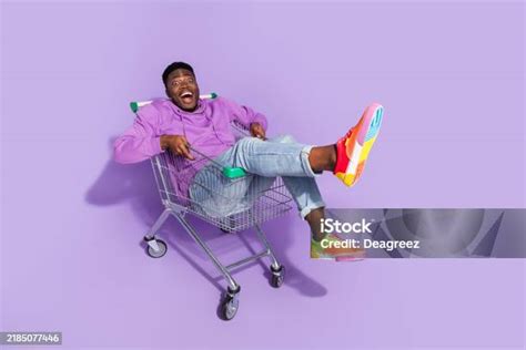 펑키 너무 기뻐하는 사람의 전체 크기 사진 자주색 배경에 고립 된 Pushcart 프로모션 제안에 앉아 25 29세에 대한 스톡 사진 및 기타 이미지 Istock