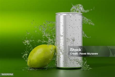모형 금속 깡통과 녹색 배경에 레몬 주위에 신선한 물이 튀었다 빈 금속은 레몬과 함께 레모네이드를 할 수 있습니다 3d 렌더링