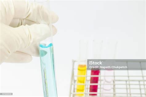 테스트 튜브에 다 색 액체 빛 일반 벽에 고립 된 과학자의 장갑을 왼손에 잡으십시오 Stem 주제에 대한 스톡 사진 및 기타 이미지 Stem 주제 건강 진단 건강
