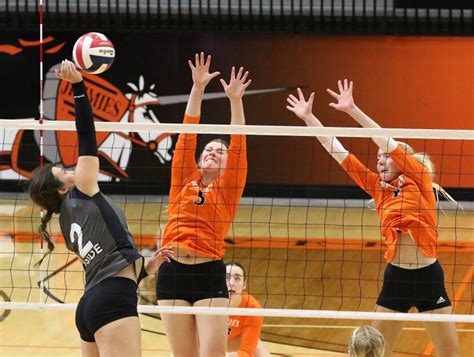 Jimmies Womens Volleyball Survives Battle To Sweep Morningside