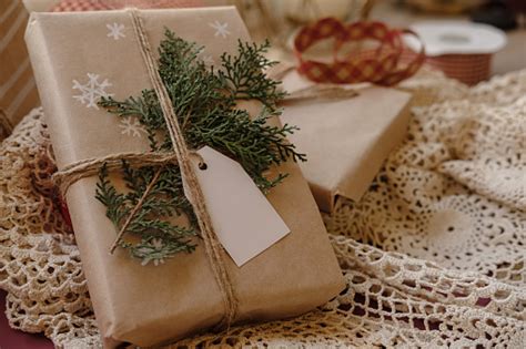 빈 선물 레이스 식탁보 배경에 고급 빈티지 크리스마스 선물 상자에 태그 크리스마스 수 제 장식 선물 닫습니다 이랑입니다 공간에 복사 합니다 0명에 대한 스톡 사진 및 기타