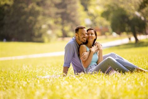 Feliz Pareja Joven Enamorada En El Campo De Hierba Foto Premium