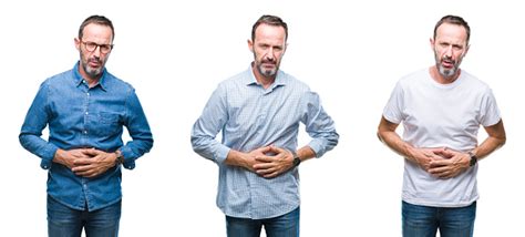 사람의 잘생긴 수석 노인의 서 콜라주 배경 속에 손으로 고립 때문에 소화 불량 고통 스러운 질병 기분이 나쁘다 통증 개념입니다 건강관리와 의술에 대한 스톡 사진 및 기타