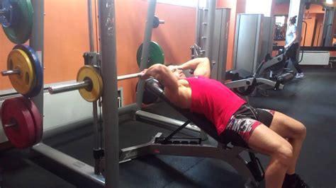 Французский жим лежа на наклонной скамье в Смите Youtube