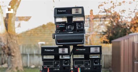 테이블에 단추와 손잡이가 있는 검은색 직사각형 개체 몇 개 사진 Unsplash의 무료 검정 이미지