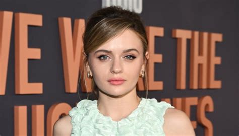 Joey King Handles Wardrobe Malfunction Like A Pro A Perfect Time