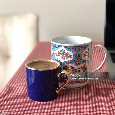 전통적인 이슬람 아트 워크는 더 큰 컵은 도자기 컵 안에 터키어 커피 0명에 대한 스톡 사진 및 기타 이미지 0명 마실 것 문화 Istock