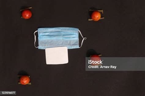 의료 얼굴 마스크와 토마토 복사 공간 문자 만든 사회 거리 또는 안전 거리 개념 사진 0명에 대한 스톡 사진 및 기타 이미지