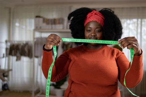 디자인 스튜디오에서 작업하는 동안 줄자를 사용하는 아프리카계 미국인 여성 디자이너 25 29세에 대한 스톡 사진 및 기타 이미지 25 29세 공예 기술 Istock