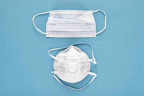 의료 재사용 호흡보호구와 일회용 얼굴 마스크의 클로즈업 블루 배경 상단보기 새로운 코로나바이러스로 인한 호흡기 질환 및 폐렴의 개념 예방 0명에 대한 스톡 사진 및 기타