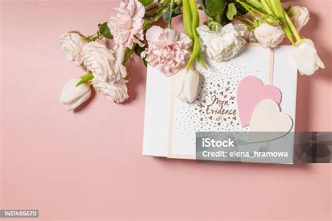 해피 발렌타인 데이 인사말 카드 선물 상자 밝은 분홍색 배경에 아름 다운 봄 꽃 발렌타인 데이 여성의 날 어머니의 날 인사말 카드 위에서 본 모습 공간을 복사합니다 0명에