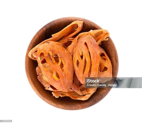 흰색 배경에 고립 된 나무 그릇에 메이스 육두구 꽃 Myristica Fragrans 천연 향신료 아시아 조미료 맨 위 보기입니다 0명에 대한 스톡 사진 및 기타 이미지