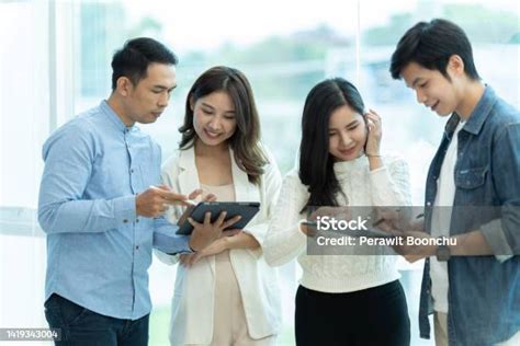 사무실 내부의 보드 룸에서 작업하는 동안 팀 작업을 보여주는 비즈니스 사람들 동료 중 한 명이 새로운 비즈니스 계획을 완료하도록 돕는 사람들 비즈니스 개념 팀 워크 2명에