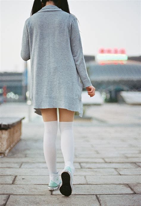 무료 이미지 구두 소녀 화이트 귀엽다 슬러그 후지 필름 모피 무늬 코트 봄 깨끗한 유행 니콘 의류 겉옷 청 칼라 직물 50mm 드레스