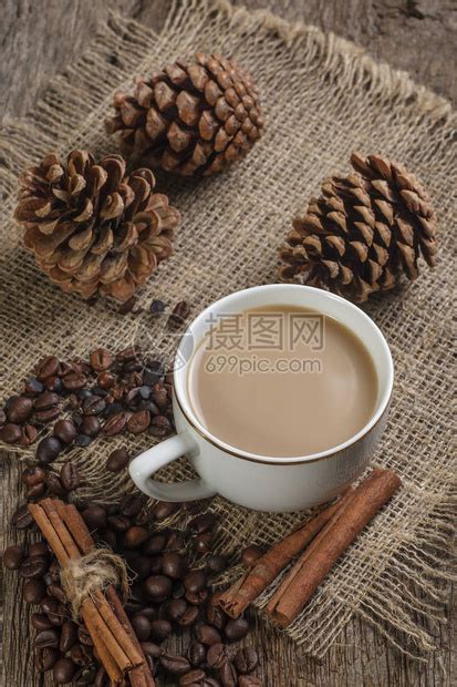 旧木桌上的一杯咖啡和咖啡豆高清图片下载 正版图片507364797 摄图网