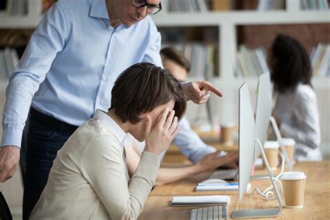 「牽制」の意味とは？野球の「牽制球」やその他の使い方・例文解説 Transbiz