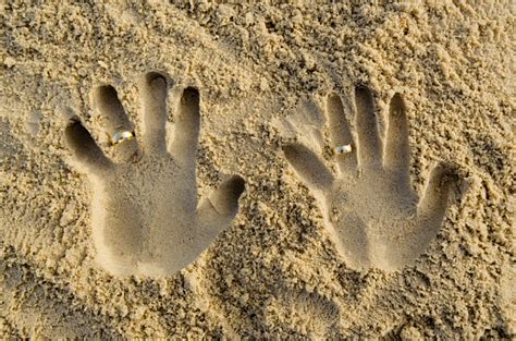 반지 손가락에 결혼 반지와 모래에 양손 모양 부부 열정 연합과 교제의 느낌 0명에 대한 스톡 사진 및 기타 이미지 0명 개념 결혼 반지 Istock