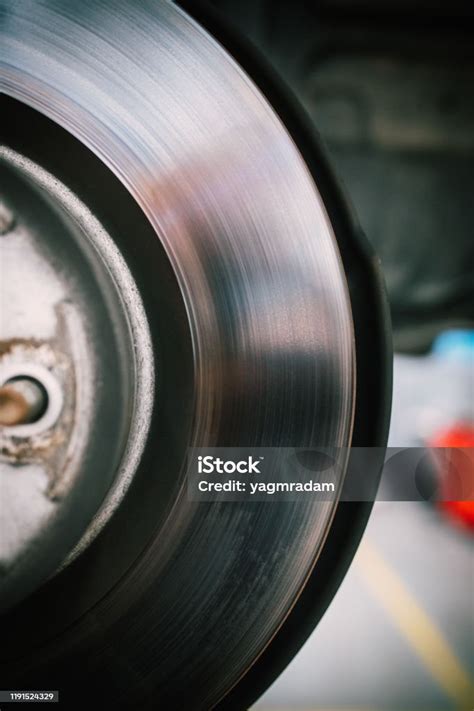 휠 타이어 교체 또는 수리 중 자동차 디스크 브레이크를 닫습니다 자동차 서비스 차고에서 유지 보수 중 자동차의 디스크 브레이크 강철에 대한 스톡 사진 및 기타 이미지