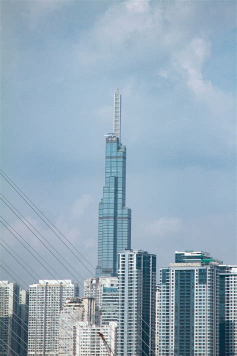 배경에 매우 높은 건물이있는 도시 스카이 라인 사진 Unsplash의 무료 랜드마크 81 이미지