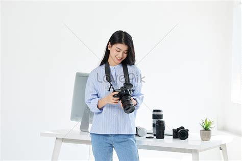 전문 여성 사진 작가 카메라 사진을 봅니다 사진 무료 다운로드 Lovepik