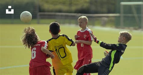 빨간색과 파란색 축구 유니폼을 입은 3명의 남자가 축구를 하고 있다 사진 Unsplash의 무료 사람의 이미지