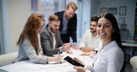 프로젝트에서 함께 일하고 사무실에서 브레인스토밍하는 사업가 사진 Unsplash의 세르비아 이미지