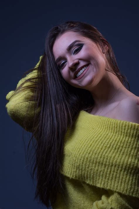 무료 이미지 사람 소녀 여자 사진술 초상화 어린 녹색 색깔 사진관 유행 푸른 레이디 표정 헤어 스타일 미소 구성하다 긴 머리 포즈를 취하는