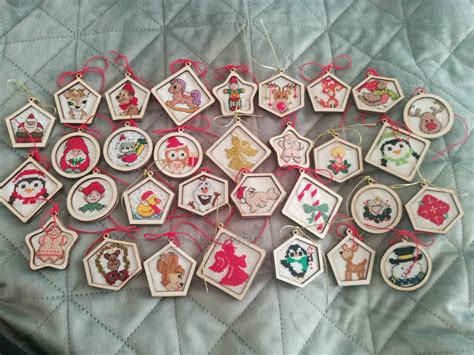 Бродирани коледни играчки за елха Празнични украса Ръчно изработени Коледа наближава