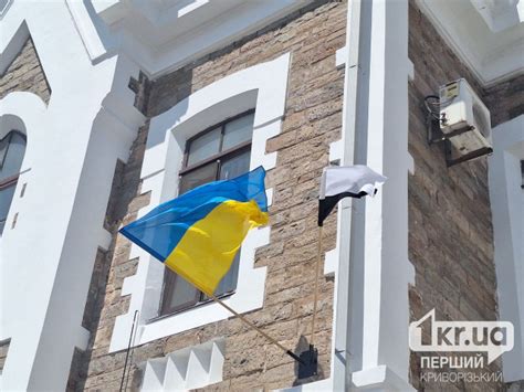 На залізничному вокзалі Кривого Рогу замайорів біло чорний прапор Перший Криворізький