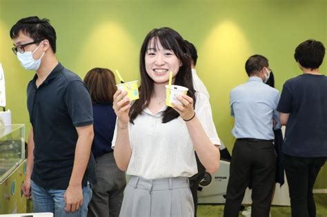 偶爾在公司品嚐甜品亦是一種舒壓的方式，今日在繁忙的公務中收到同事送來的雪糕，感到十分驚喜。希望大家同我一樣，享受這個小甜品帶來的驚喜和樂趣