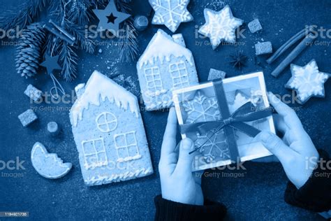 클래식 블루 2020 그라데이션 색상 팔레트입니다 크리스마스 진저 브레드 쿠키와 베이킹 재료 요리 배경 상단보기 평면 누워 배경입니다 0명에 대한 스톡 사진 및 기타 이미지