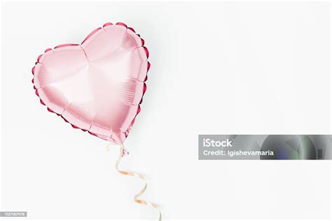 심장의 단일 풍선 모양의 흰색 바탕에 포 사랑 개념입니다 휴일 축 하입니다 발렌타인의 날 이나 결혼식 독신 파티 장식 금속 풍선 풍선에 대한 스톡 사진 및 기타 이미지