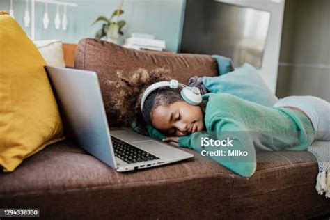 귀여운 작은 아프리카 계 미국인 소녀 는 노트북을 사용하는 동안 잠들 8 9 살에 대한 스톡 사진 및 기타 이미지 8 9 살 가정 생활 개발 Istock