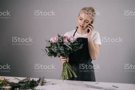바쁜 젊은 여자 꽃집 착용 앞치마 이야기 에 휴대 전화 와 클라이언트 꽃집 주인에 대한 스톡 사진 및 기타 이미지 꽃집 주인 전화 20 29세 Istock