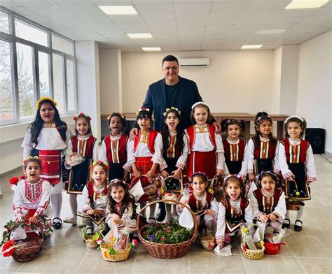 Лазарки зарадваха кмета на Оряхово Росен Добрев снимки